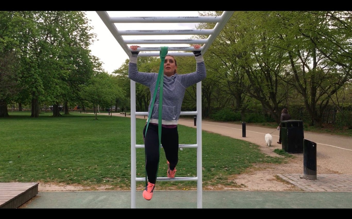 SUPER SEJE Maryam Fazli, som udføre en Pull-ups med elastik. - Peter ...